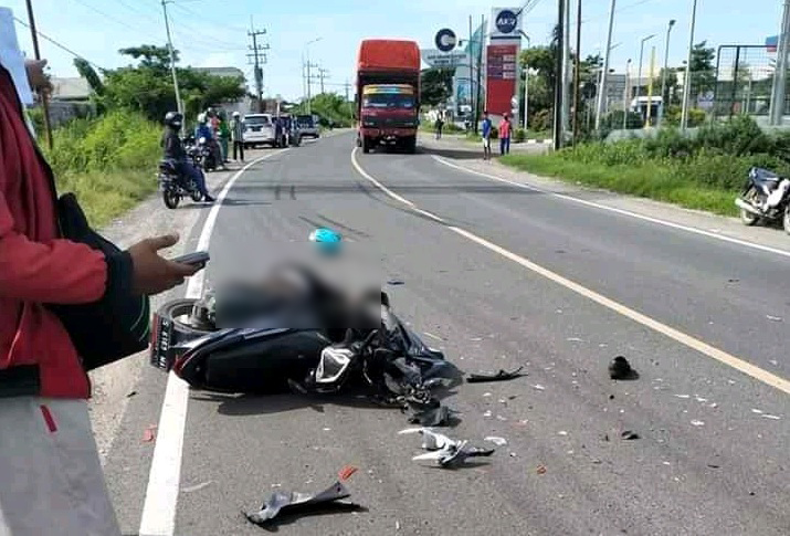 Kecelakaan dengan Truk Tronton di Manyar Gresik, Pengendara Motor ... Kecelakaan dengan Truk Tronton di Manyar Gresik, Pengendara Motor ...