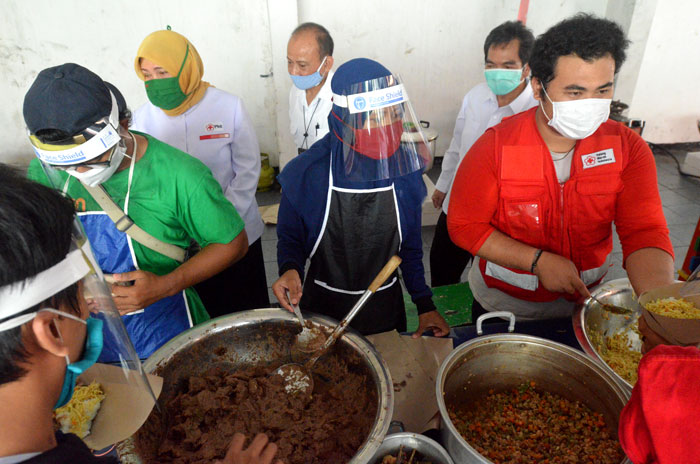 Dapur Umum PMI Surabaya Salurkan Nasi Bungkus - Suara Surabaya