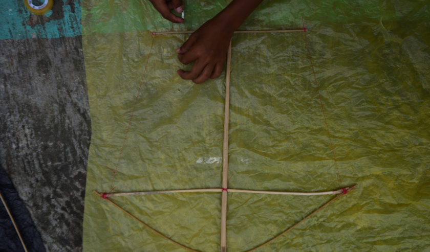 Serunya Membuat Sendiri Layangan Ala Anak-Anak Kampung Ketandan - Suara ...