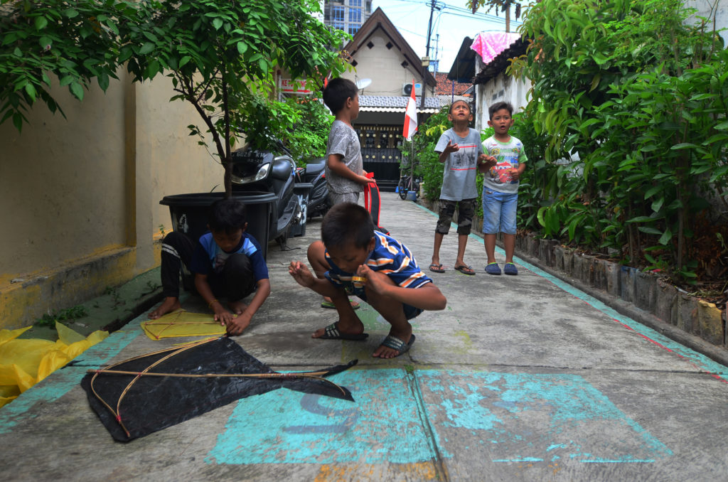 Serunya Membuat Sendiri Layangan Ala Anak-Anak Kampung Ketandan - Suara ...