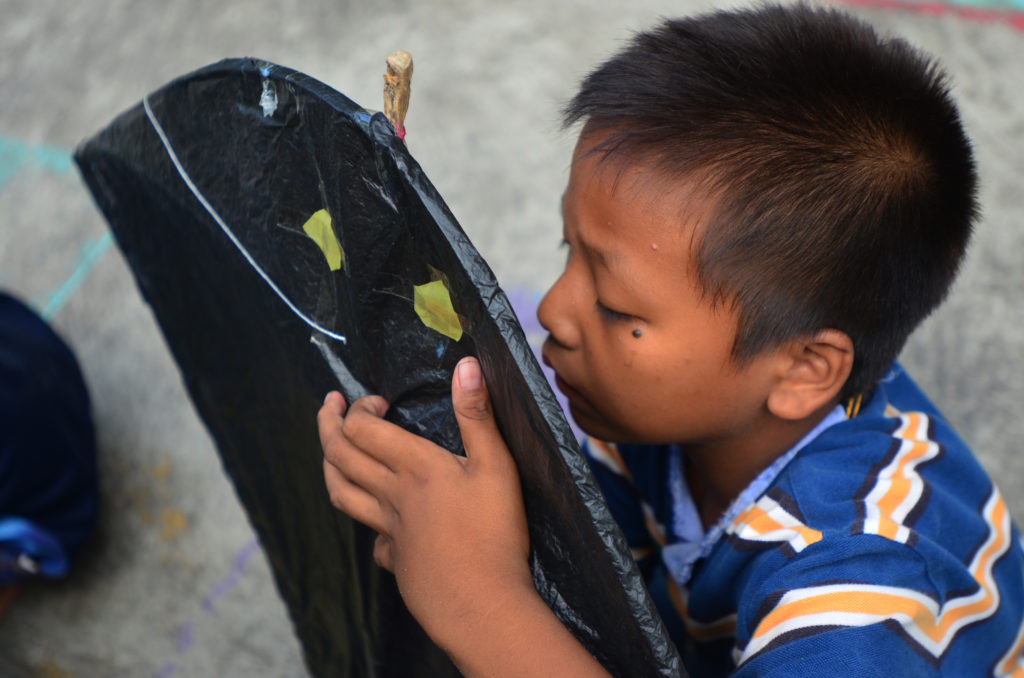 Serunya Membuat Sendiri Layangan Ala Anak-Anak Kampung Ketandan - Suara ...