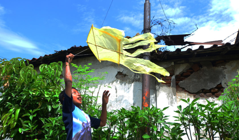 Serunya Membuat Sendiri Layangan Ala Anak-Anak Kampung Ketandan - Suara ...
