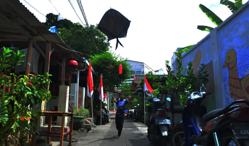 Serunya Membuat Sendiri Layangan Ala Anak-Anak Kampung Ketandan - Suara ...