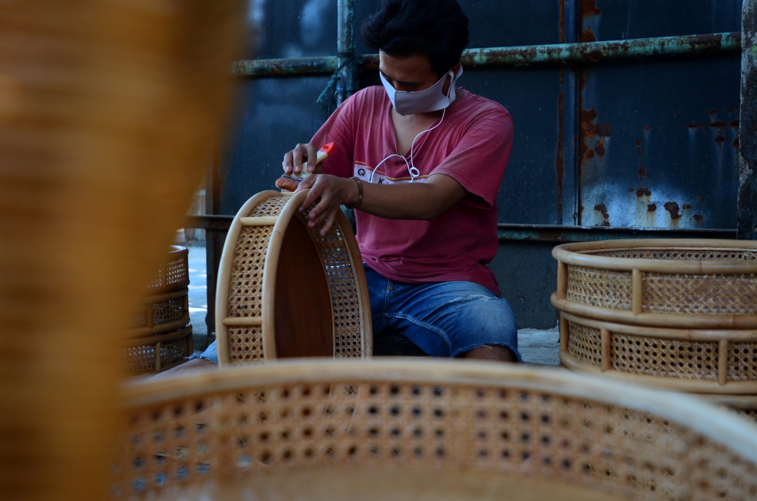 Mebel Rotan, Menganyam Zaman