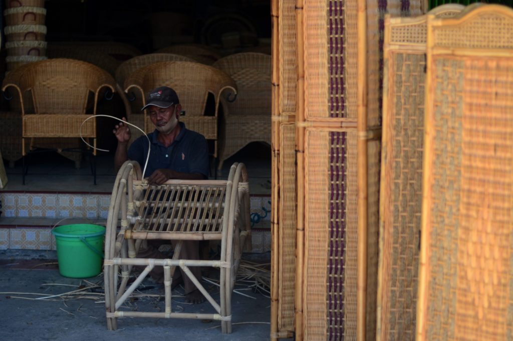 Mebel Rotan, Menganyam Zaman