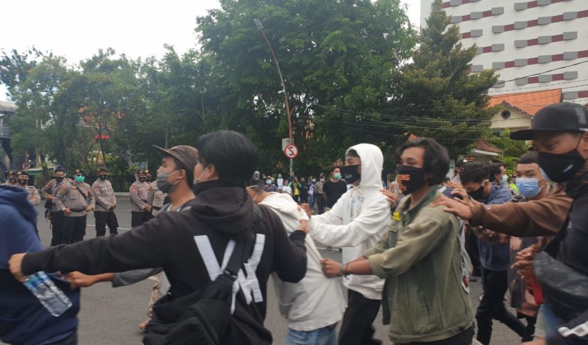 Dicurigai Bukan Bagian Massa Aksi, 169 Orang Ditangkap - Suara Surabaya Dicurigai Bukan Bagian Massa Aksi, 169 Orang Ditangkap - Suara Surabaya