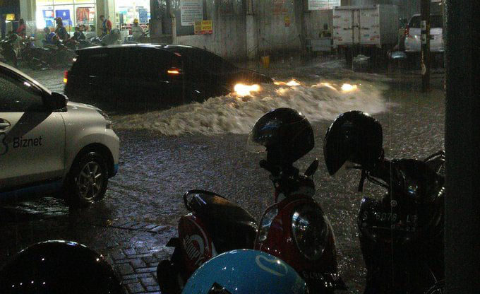 Hujan Lebat, Surabaya Barat Banjir Lagi - Suara Surabaya Hujan Lebat, Surabaya Barat Banjir Lagi - Suara Surabaya