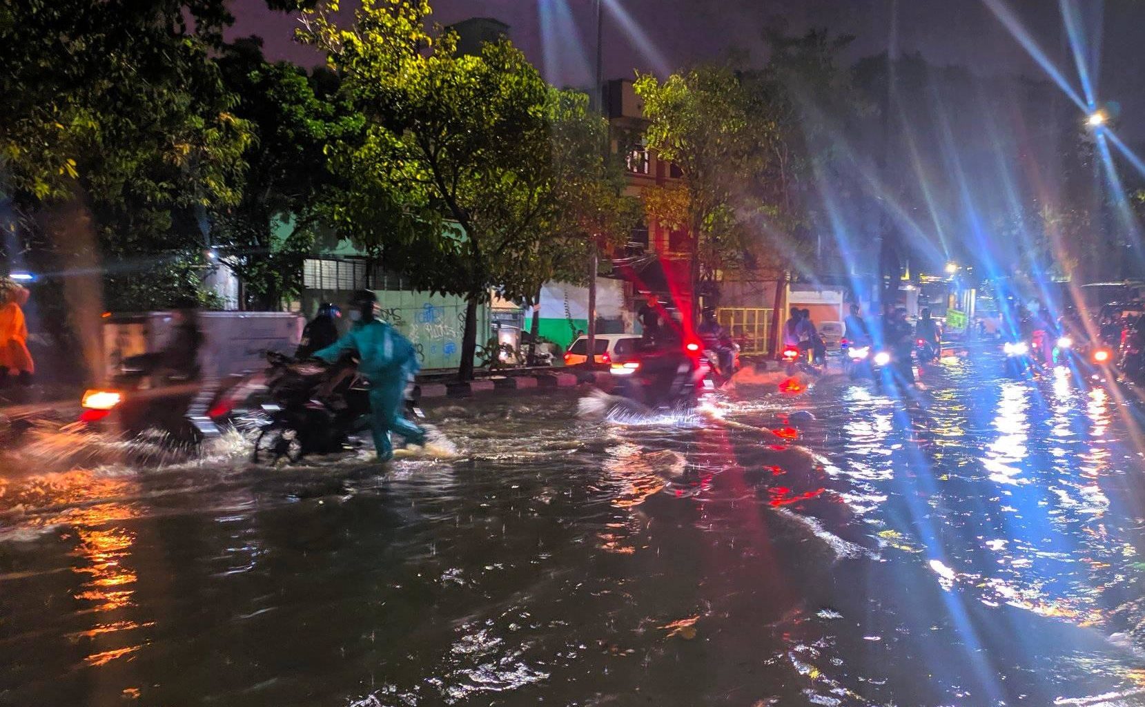 Hujan Lebat, Surabaya Barat Banjir Lagi - Suara Surabaya Hujan Lebat, Surabaya Barat Banjir Lagi - Suara Surabaya