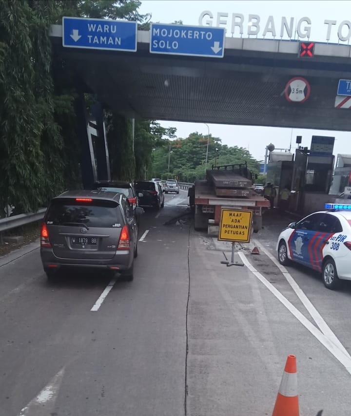 Truk Tabrak Gate Tol Waru 6