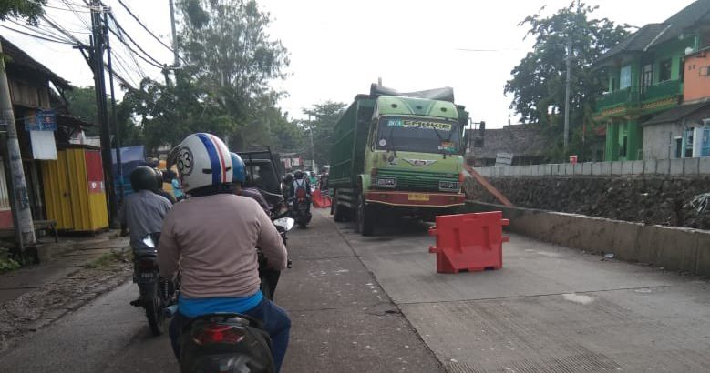 Truk Mogok, Lalu Lintas Macet Panjang