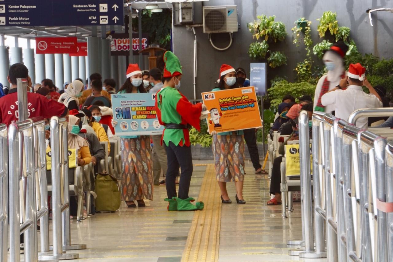 Petugas KAI Bagi-bagi Masker dan Bantal Leher di Stasiun Pasar Senen ...