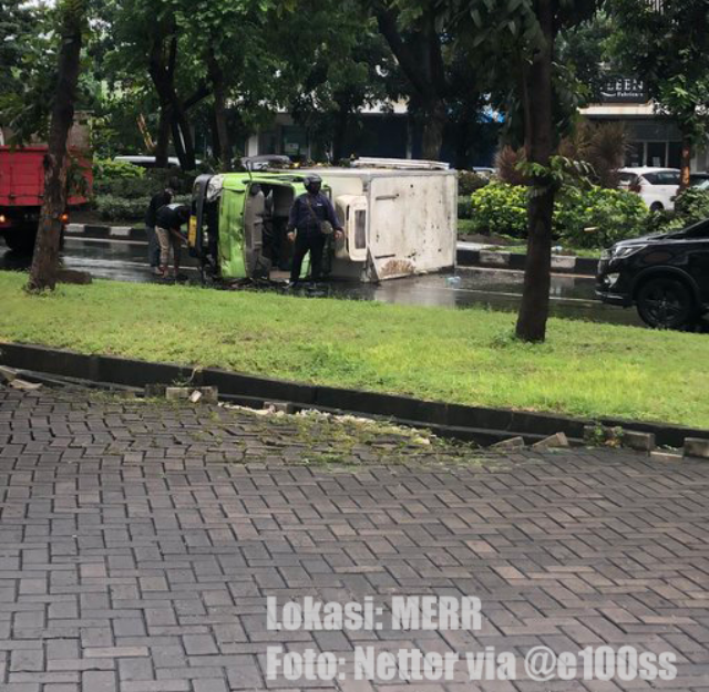 Truk Terguling di Depan Ruko Icon MERR- Rungkut. – Suara Surabaya
