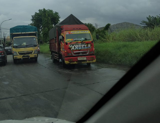 Dua Truk Mogok, Lalu Lintas Macet – Suara Surabaya