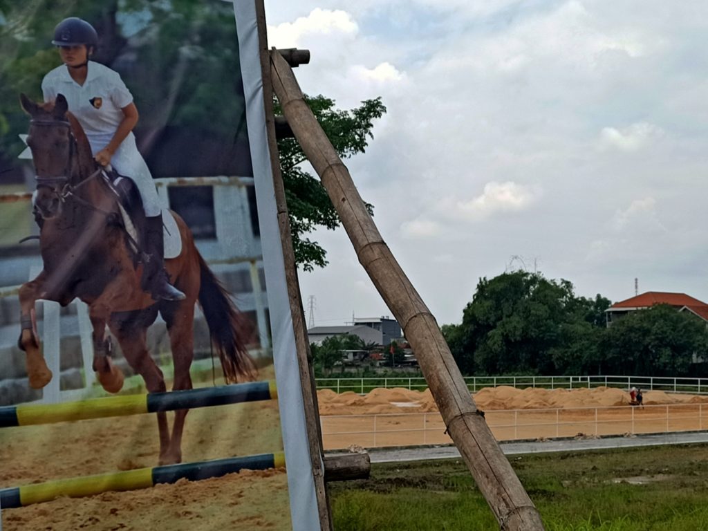 Menyiapkan Lapangan Berkuda Standard Internasional