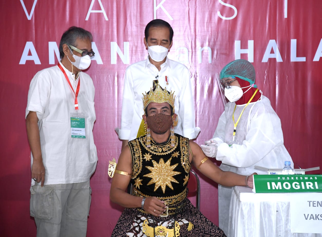 Pantau Vaksinasi Seniman dan Budayawan di Yogyakarta, Jokowi: Jangan ... Pantau Vaksinasi Seniman dan Budayawan di Yogyakarta, Jokowi: Jangan ...