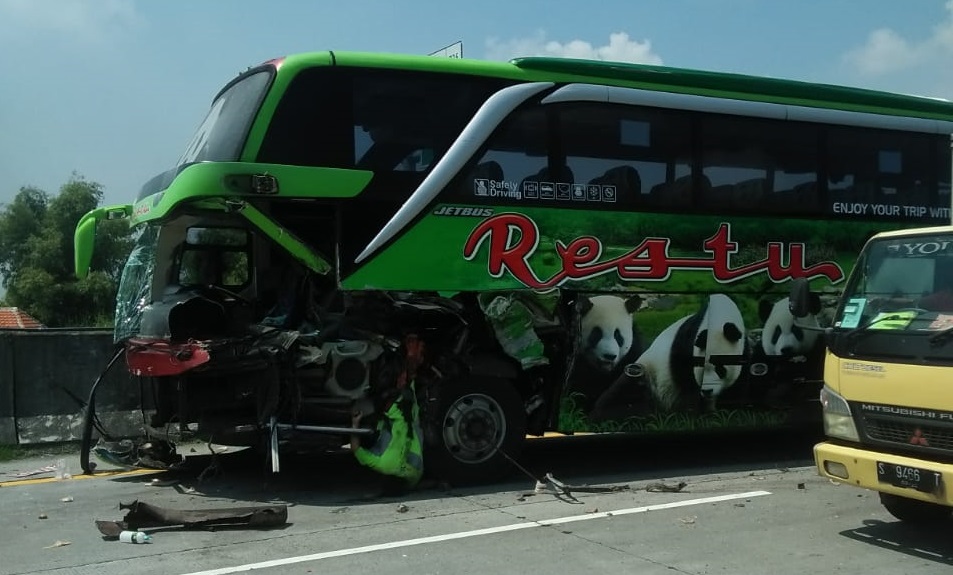 Seorang Kernet Bus Restu Meninggal dalam Kecelakaan di Tol Sumo - Suara ... Seorang Kernet Bus Restu Meninggal dalam Kecelakaan di Tol Sumo - Suara ...