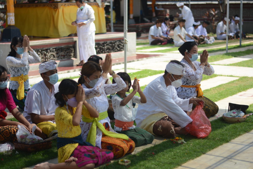 Sembahyang Hari Raya Kuningan di Pura Segara Kenjeran