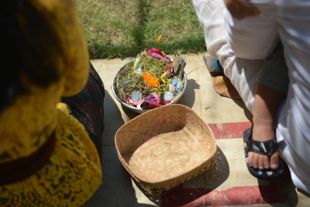Sembahyang Hari Raya Kuningan di Pura Segara Kenjeran