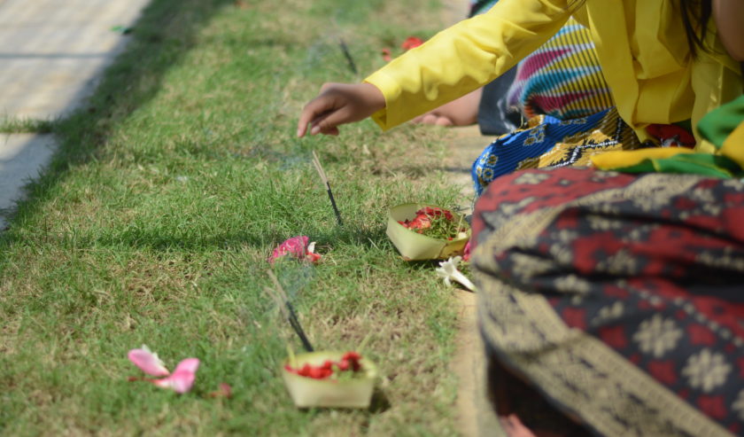 Sembahyang Hari Raya Kuningan di Pura Segara Kenjeran
