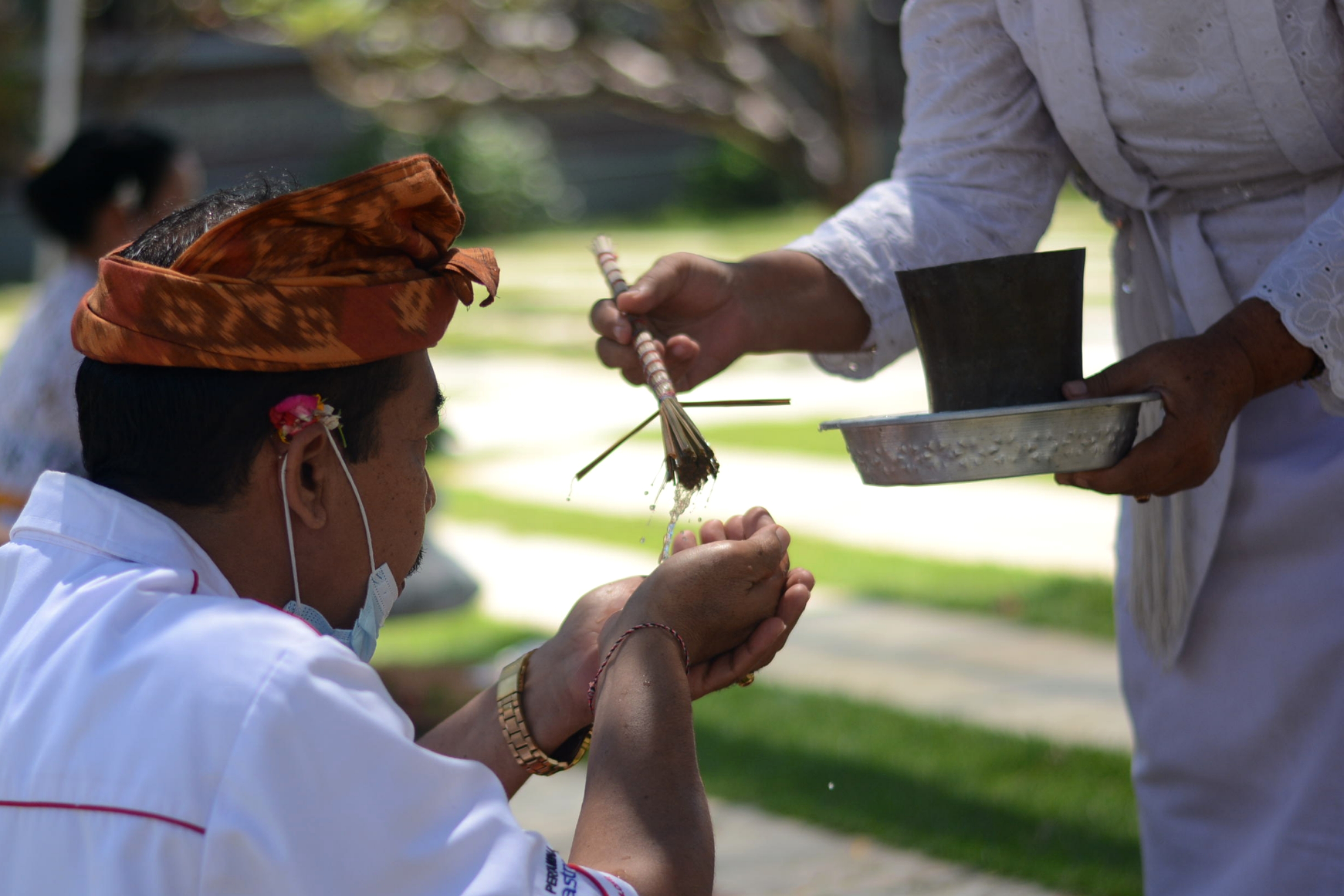Sembahyang Hari Raya Kuningan di Pura Segara Kenjeran