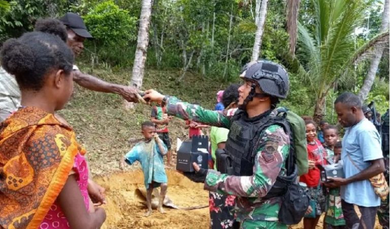 Satgas TNI Beri Layanan Kesehatan Gratis untuk Warga Perbatasan RI-PNG - Suara Surabaya