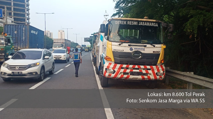 Truk Mogok di KM 8 Tol Perak-Waru, Lalu Lintas Macet – Suara Surabaya