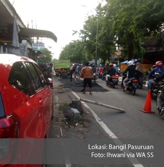 Ada Perbaikan Jalan, Lalu Lintas di Swadesi Bangil Macet – Suara Surabaya