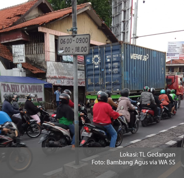 Truk Trailer Mogok TL Gedangan-Buduran, Lalin Macet – Suara Surabaya