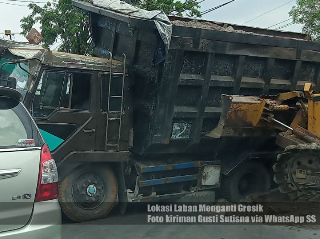 Truk Muat Pasir Terperosok, Laban Menganti Macet – Suara Surabaya