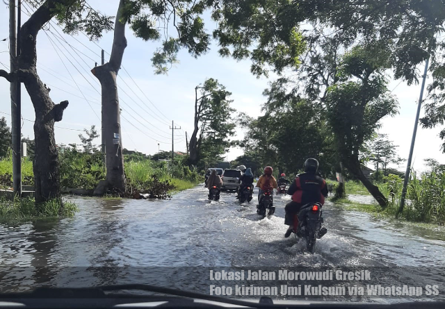 Deket Lamongan Macet dan Jalan Morowudi Gresik Tergenang – Suara Surabaya
