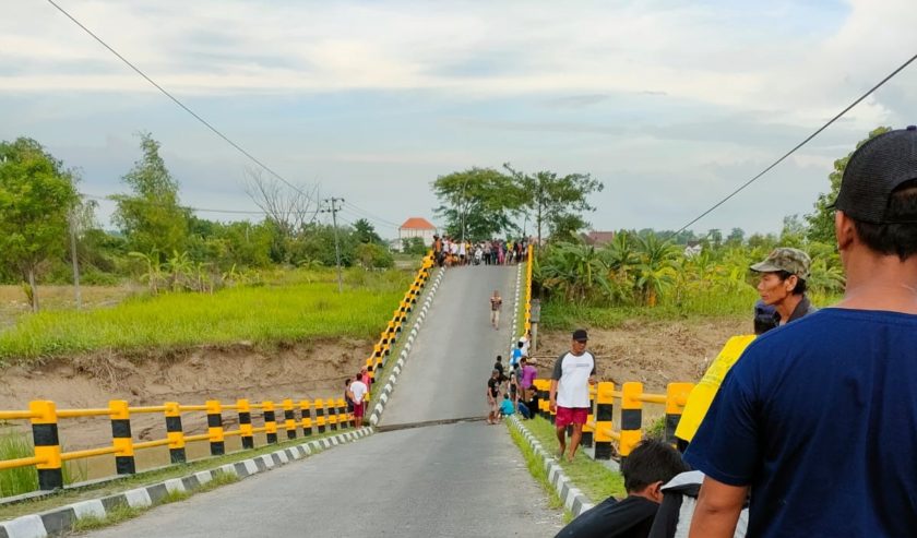 Jembatan Kacangan di Benjeng Gresik Patah Jembatan Kacangan di Benjeng Gresik Patah