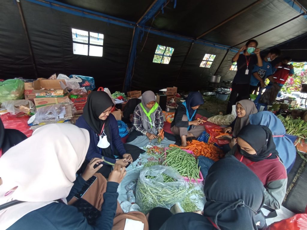 Posko Pengungsian Korban Bencana Semeru di Balai Desa Penanggal - Suara Surabaya