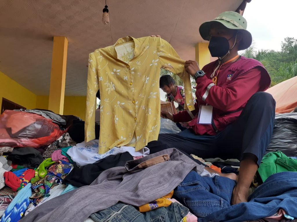 Banyak yang Tidak Layak Pakai, Donasi Pakaian Bekas Bertumpuk dan ...
