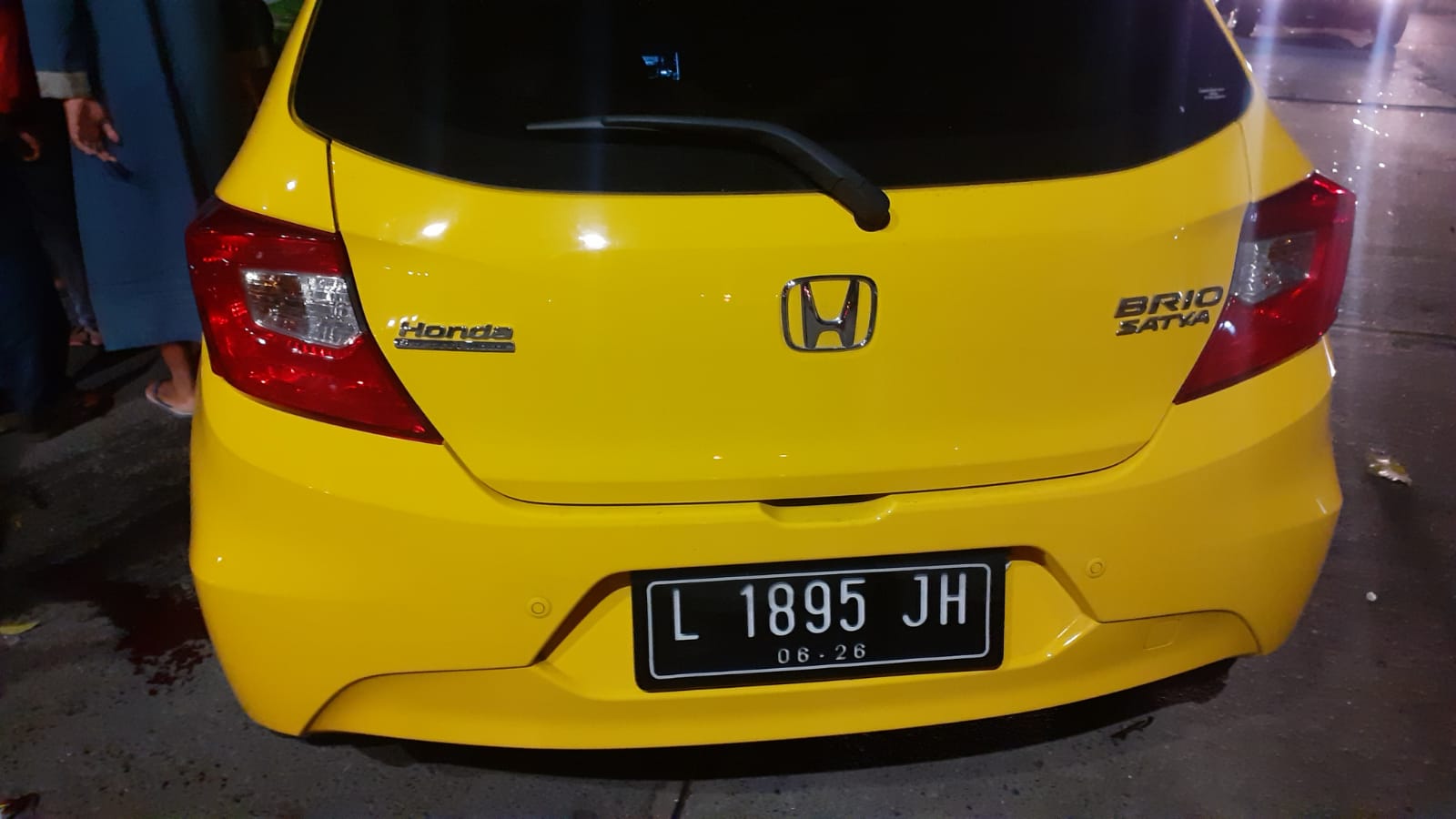 Brio Kuning Tiba-Tiba Menabrak Dua Motor dan Satu Mobil di Jalan Bibis ...