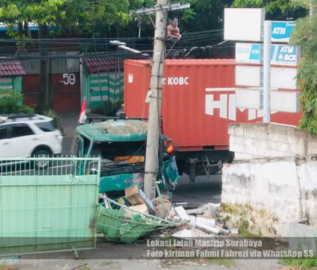 11.03: Truk Tabrak Tiang Listrik di Jalan Mastrip, Waspadai – Suara Surabaya