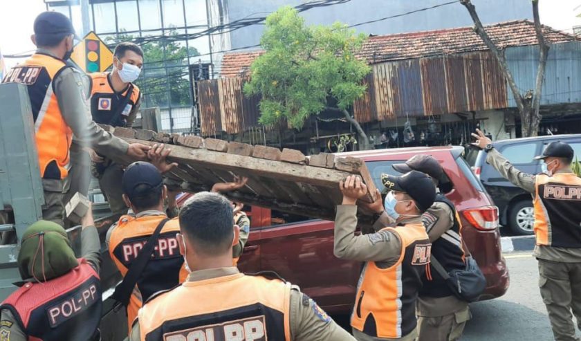 Satpol PP Surabaya Tertibkan Pedagang Kaki Lima di Gembong - Suara Surabaya