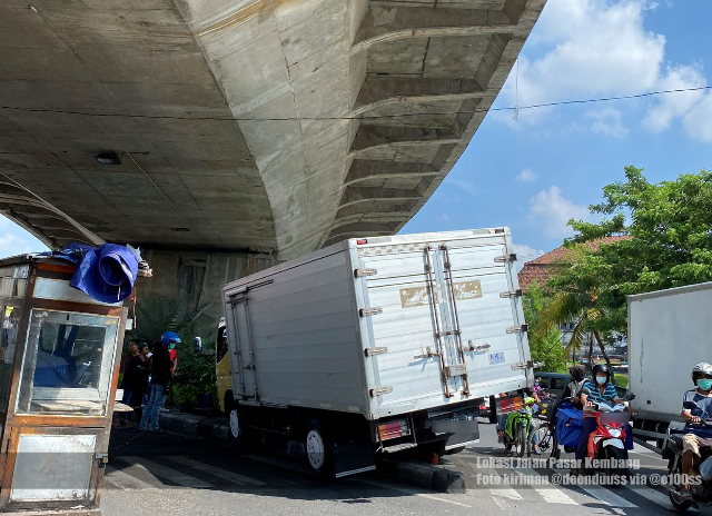 14.11: Truk Box Naik Media Jalan di Jalan Pasar Kembang – Suara Surabaya
