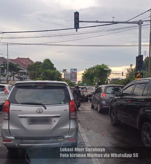 15.59: TL Merr Arah Simpang Empat Raya Kertajaya Indah Padam. Lalu ...