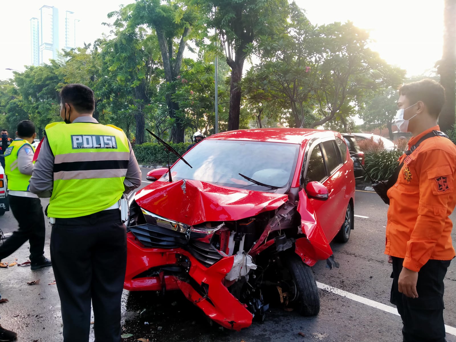 Diduga Mengantuk, Pria di Surabaya Menabrak Pohon Hingga Mobilnya ... Diduga Mengantuk, Pria di Surabaya Menabrak Pohon Hingga Mobilnya ...
