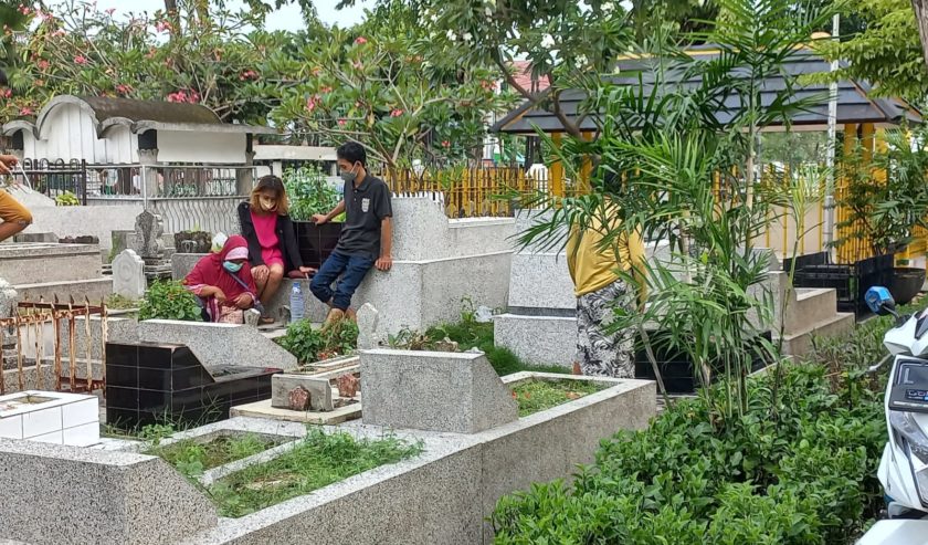 Budaya Nyekar Sebelum Ramadan di Surabaya - Suara Surabaya