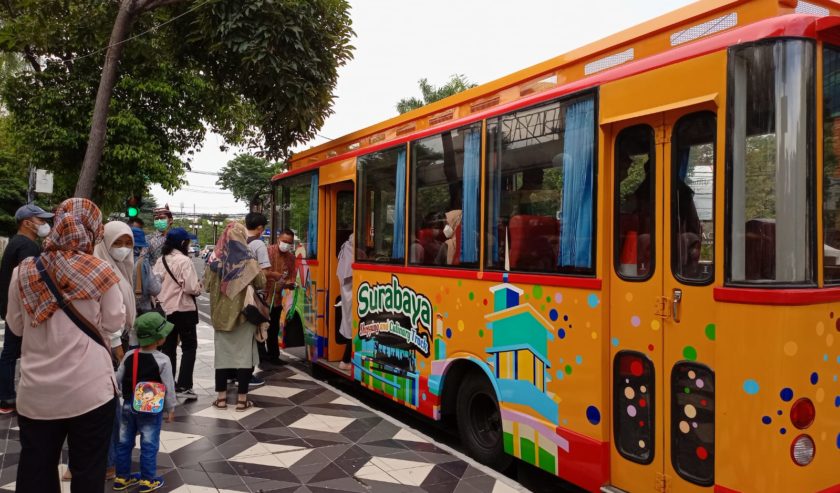 Ngabuburit Naik Bus Shopping Culinary Track - Suara Surabaya