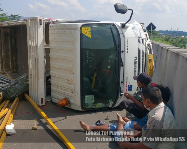 10.32: Kecelakaan Truk Terguling di Tol Purwodadi-Malang, Waspadai – Suara Surabaya