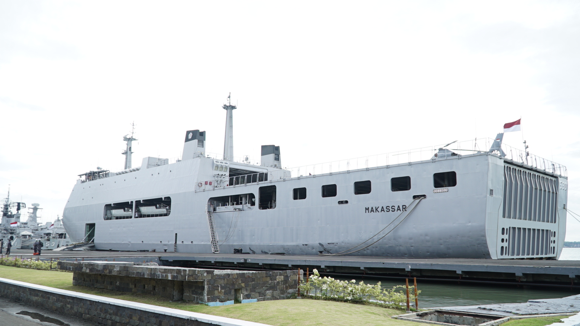 Petualangan Bahari di Atas Kapal Tempur KRI Makassar 590 - Suara Surabaya