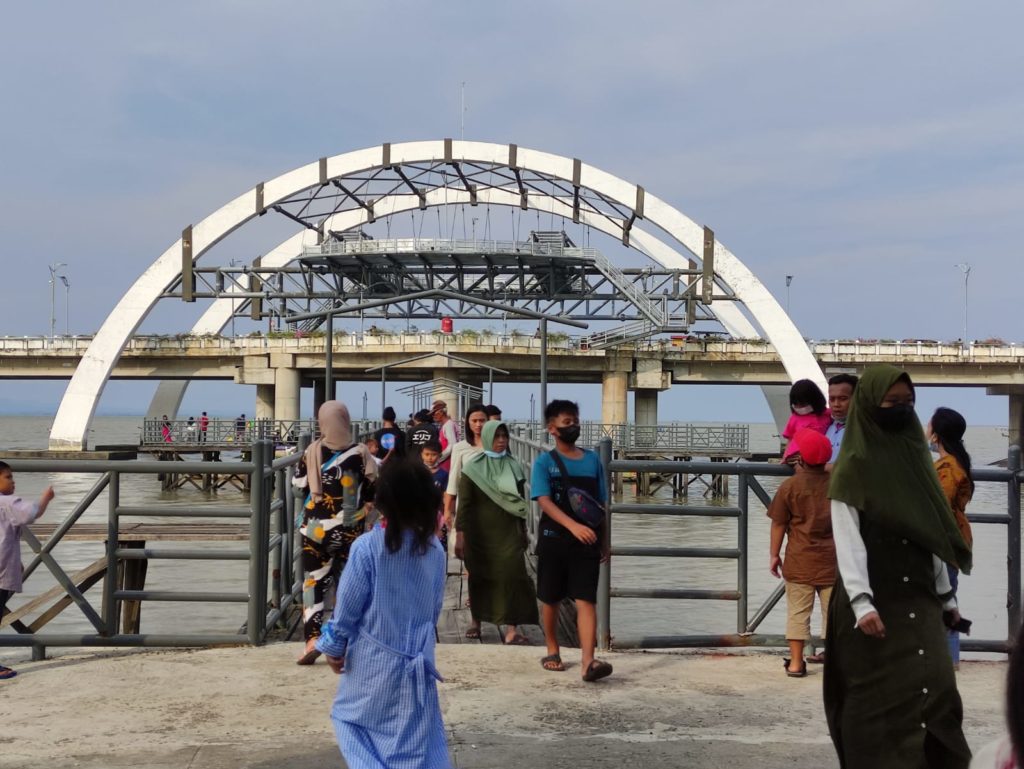 Pantai Kenjeran Ramai Pengunjung Selama Libur Lebaran - Suara Surabaya