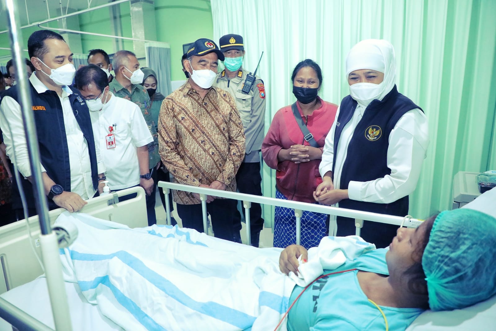 Gubenur Jatim dan Menko PMK Beri Dukungan Psikologis kepada Korban ... Gubenur Jatim dan Menko PMK Beri Dukungan Psikologis kepada Korban ...