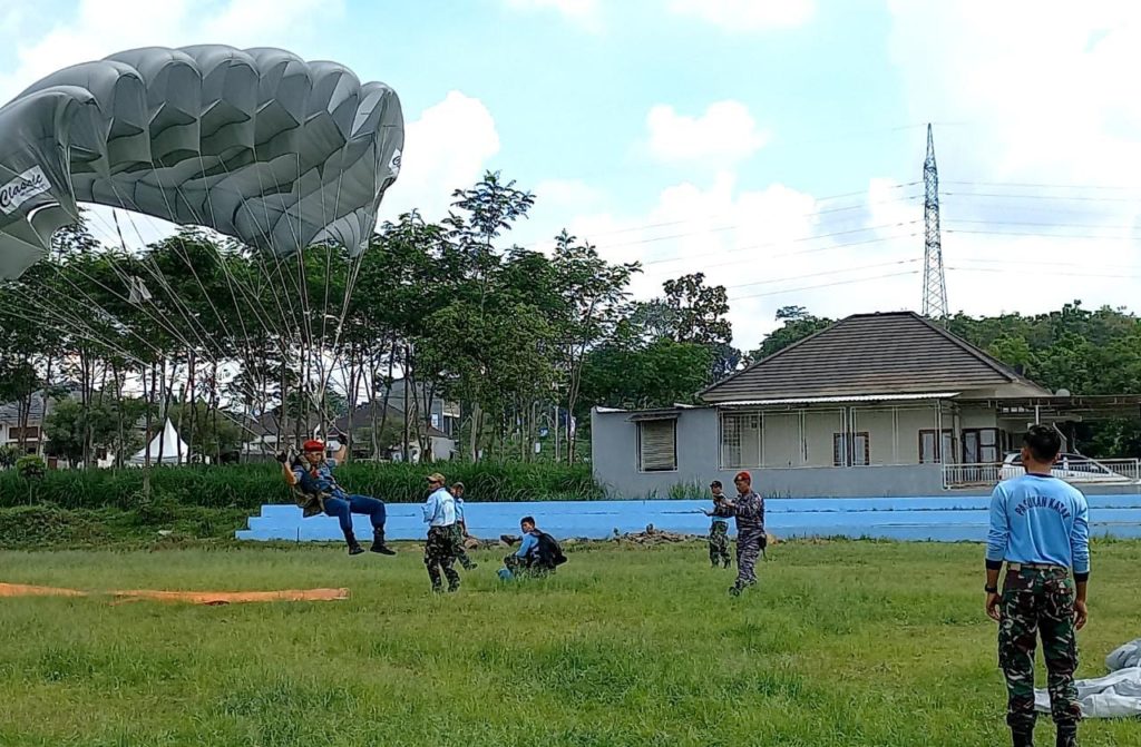 Atraksi Demo Udara Pesawat dan Terjun Bebas TNI-AL di NJTF - Suara Surabaya