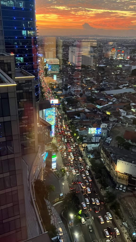 Langit Sore di Kemacetan Jalan Embong Malang