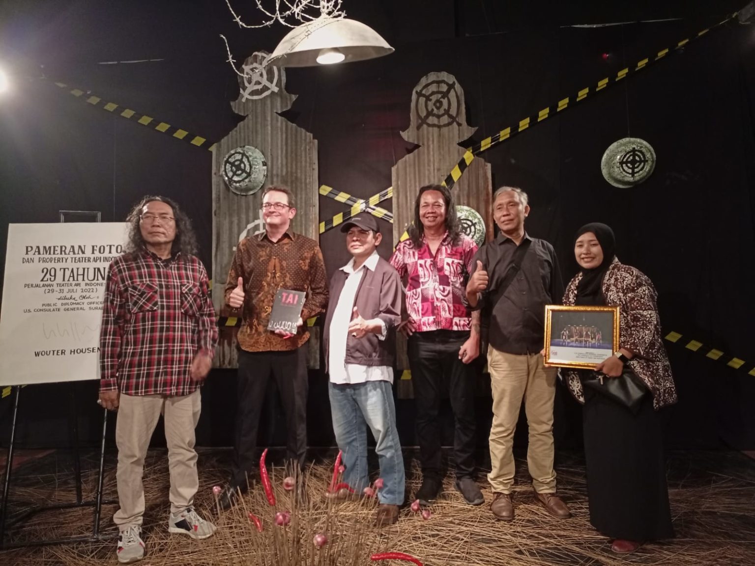 Teater Api Indonesia Ceritakan Perjalanan 29 Tahun Berkarya Lewat Foto ...