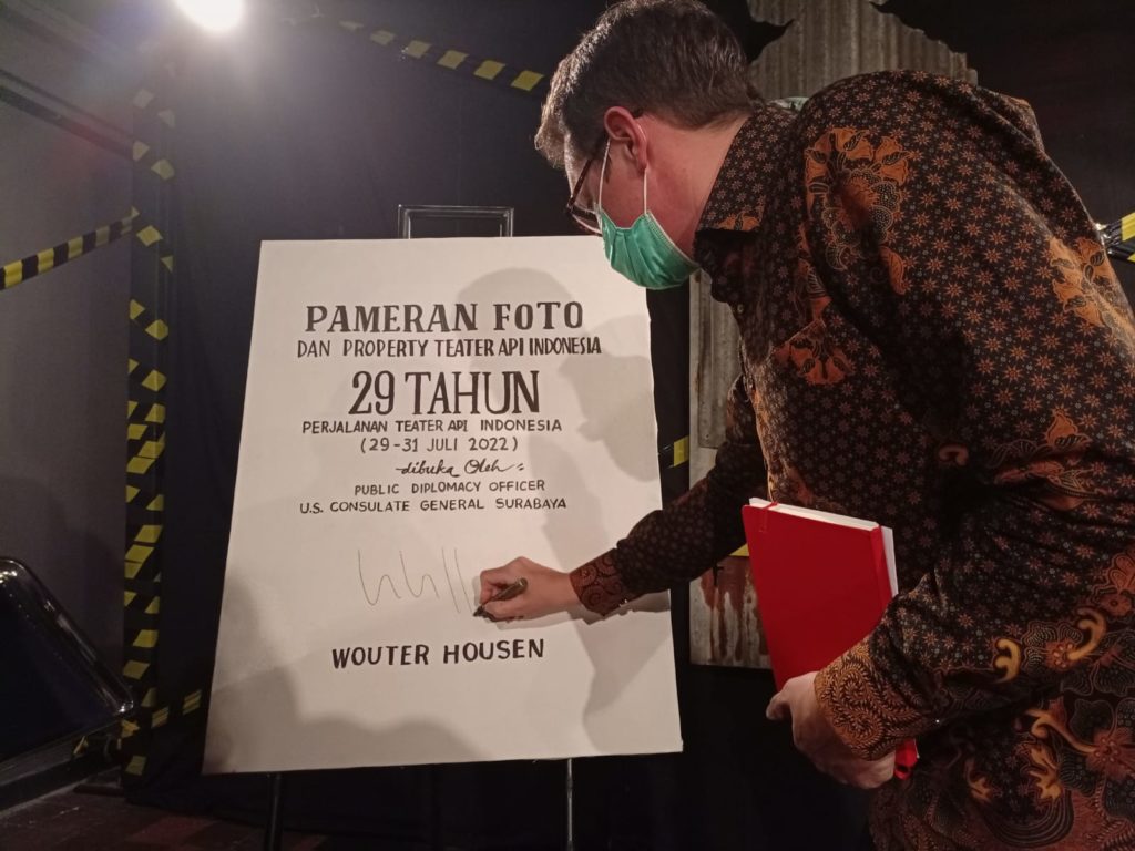 Teater Api Indonesia Ceritakan Perjalanan 29 Tahun Berkarya Lewat Foto ...