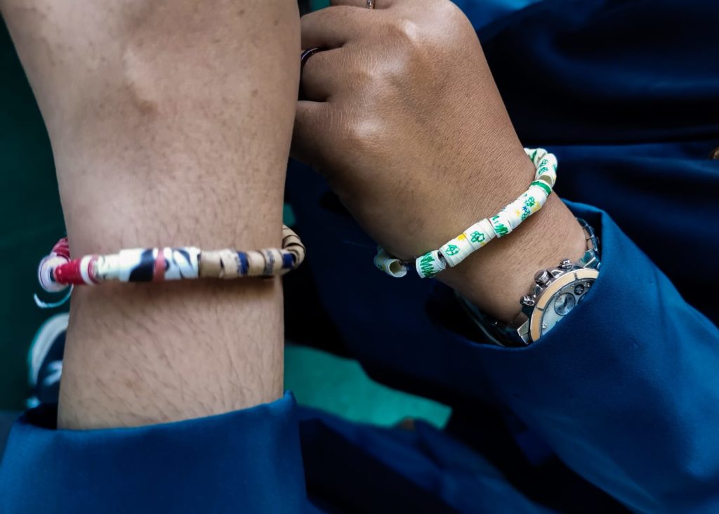 Ubaya Cetak Rekor MURI Membuat Ribuan Gelang Solidaritas - Suara Surabaya